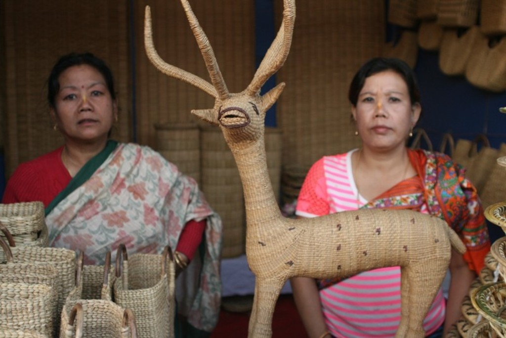 Manipuri lady Artisan’s Kouna craft mesmerizes tourists at sangai fest ...