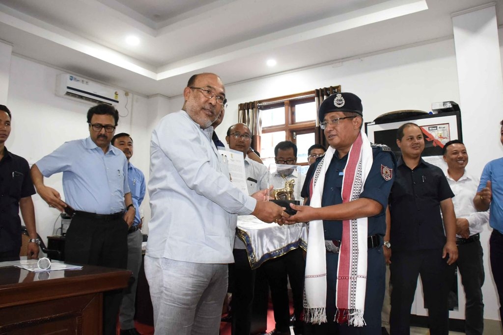 Chief Minister N. Biren Singh today felicitated rescue team of 3 ...