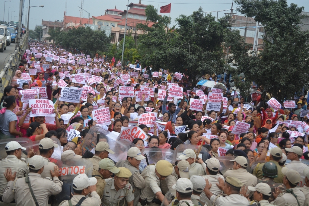 Thousands of women came out in the street of Imphal and threatens ...