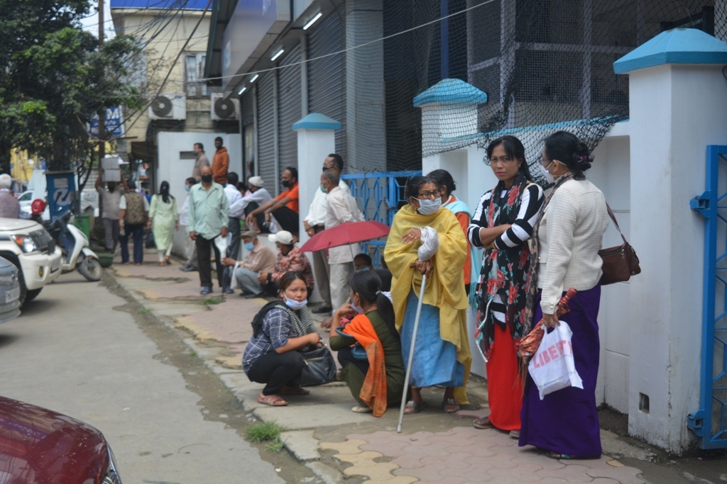 Shocking scene in front of Bank: Aged people forced to stand outside ...