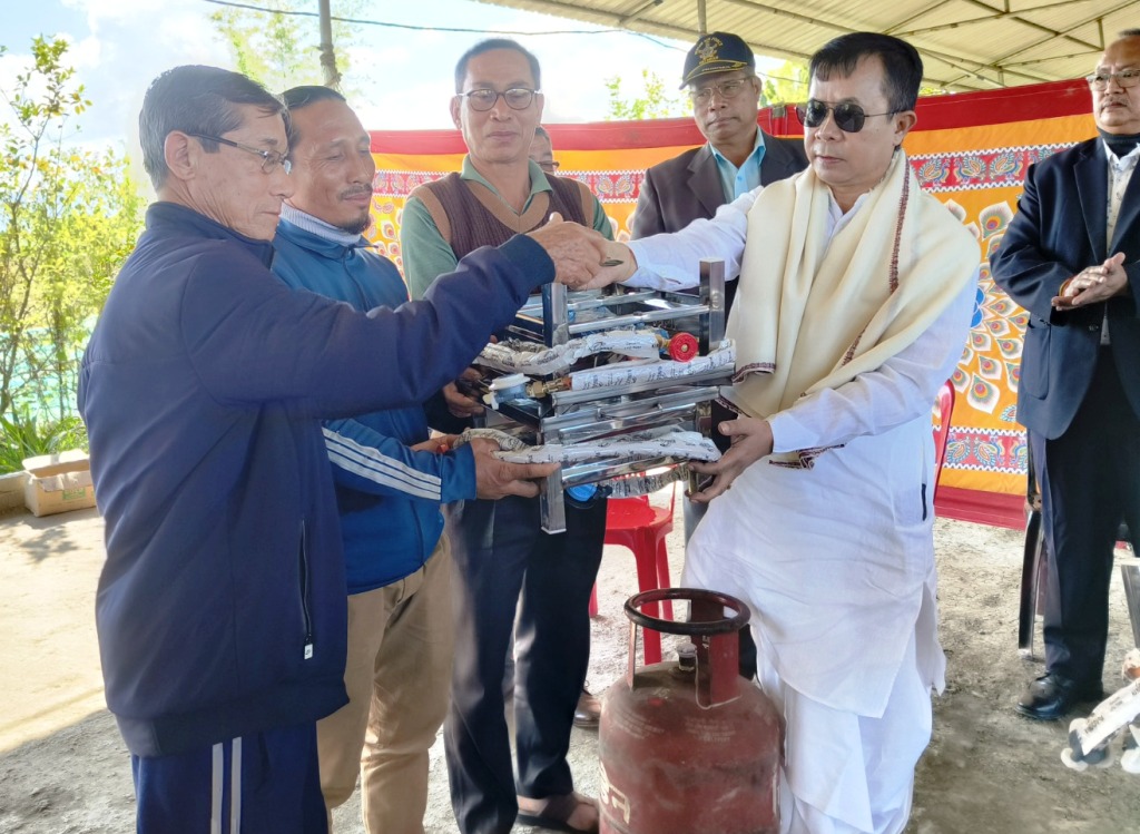 MLA T. Robindro distributes Gas Stoves and Cylinders to 16 relief camps ...